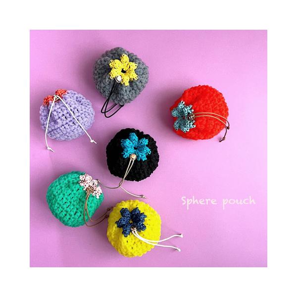 注文個数によりお届け予定日が変更になる場合があります。※在庫ありの商品でも、店頭の在庫と共有しております為、取り寄せになる場合があります。【手編みキット】チューブ状の糸を使って編むカラフルな丸いポーチのキット。材料と編み図のセットです。デザ...