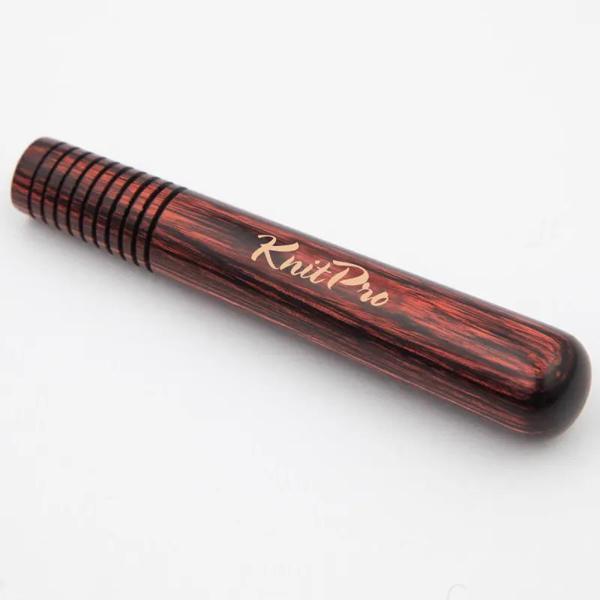 ※持ち手部分だけです利用には別売の針先が必要です交換可能なかぎ針編みのフックのためのオアシス木製ハンドルは、グレーオニキスとローズの美しい色合いの滑らかなバーチウッドから作られています。ハンドルは手にすっぽりとフィットし、ハンドルの溝はしっ...