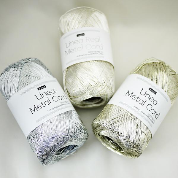 韓国で人気のメタルヤーン金属の様な光沢のある編み物用手芸糸です[素材] ポリエステル100％[長さ・単位] 70g玉巻／約 280m[使用針] かぎ針3/0〜5/0号※バッグモチーフの編み図あります