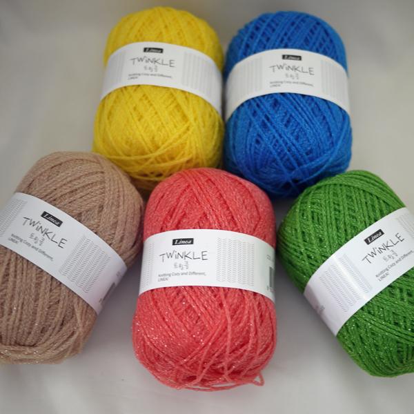 韓国で人気のプラスチックヤーンかわいいカラーが特徴の編み物用手芸糸です[素材] ポリエステル100％[長さ・単位] 30g玉巻／約 150m[使用針] かぎ針5/0〜6/0号※巾着の編み図あります