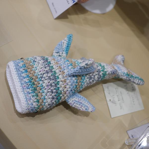 ※こちらの商品は手芸キットです。完成品の販売ではございません注文個数によりお届け予定日が変更になる場合があります。※在庫ありの商品でも、店頭の在庫と共有しております為、取り寄せになる場合があります。海の生き物ジンベイザメのアルマ。口を開くこ...