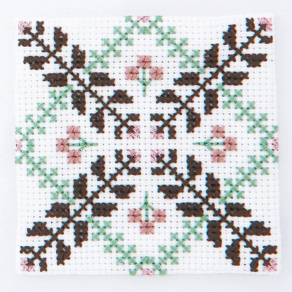 ※こちらの商品は手芸キットです。完成品の販売ではございません注文個数によりお届け予定日が変更になる場合があります。※在庫ありの商品でも、店頭の在庫と共有しております為、取り寄せになる場合があります。コースターが1枚作れるキットです。クロス・...