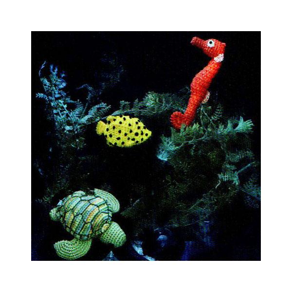 ※こちらの商品は手芸キットです。完成品の販売ではございません※在庫ありの商品でも、店頭の在庫と共有しております為、取り寄せになる場合があります。リアルかわいい！エミーグランデで編む海洋生物のあみぐるみキットCrochet AQUARIUM（...