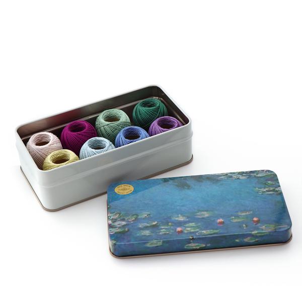 ※数量限定品です淡く涼やかな「睡蓮」をイメージした8色をオリジナル缶に閉じ込めました。Tralalala,楚坂有希さんデザイン睡蓮の編み方ダウンロード用QRコード入り。[素材] 綿100％[長さ・単位] 5g×8玉入新発売の6カラー110ホ...