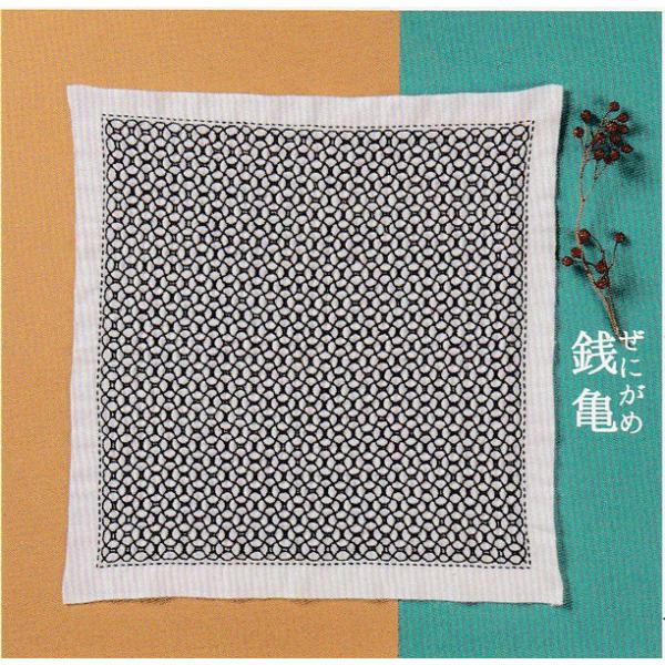 注文個数によりお届け予定日が変更になる場合があります。※在庫ありの商品でも、店頭の在庫と共有しております為、取り寄せになる場合があります。「刺して、くぐる」楽しい刺し子の技法です。大切な人を思う気持ちから生まれた刺し子の伝統模様のひとつ「く...