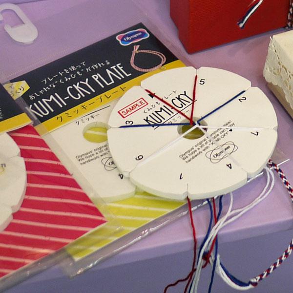 ※こちらの商品は手芸キットです。完成品の販売ではございません※在庫ありの商品でも、店頭の在庫と共有しております為、取り寄せになる場合があります。注文個数によりお届け予定日が変更になる場合があります。プレートを使っておしゃれな”くみひも”が作...