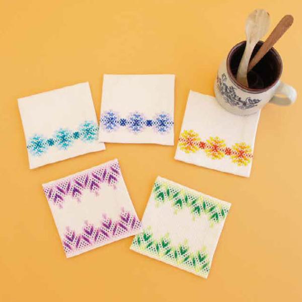 ※こちらの商品は手芸キットです。完成品の販売ではございません注文個数によりお届け予定日が変更になる場合があります。※在庫ありの商品でも、店頭の在庫と共有しております為、取り寄せになる場合があります。スウェーデンししゅうは、ヨーロッパ発祥の伝...