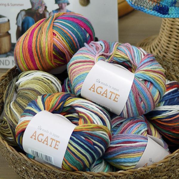「模様のある瑪瑙（メノウ）」を意味するその名は、この糸が持つ段染めの色の流れから名付けられました。その色はまるで、地球の奥深くで長い時間をかけて結晶化されるアゲートのようです。ゆったりと柔らかな風合いで編みやすく、ウェア、小物共にお楽しみい...