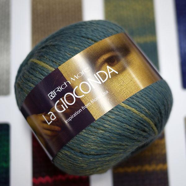 ※在庫限りの為、ロット違いでお送りする場合がございます。非常に細いナイロン糸をリリヤーンに編み立て、そこに綿・アクリルの混率が微妙に変化するスライバーを絡め、それを更にリリヤーンに編み立てた構造。空気を含んだリリヤーン構造により非常に軽く、...