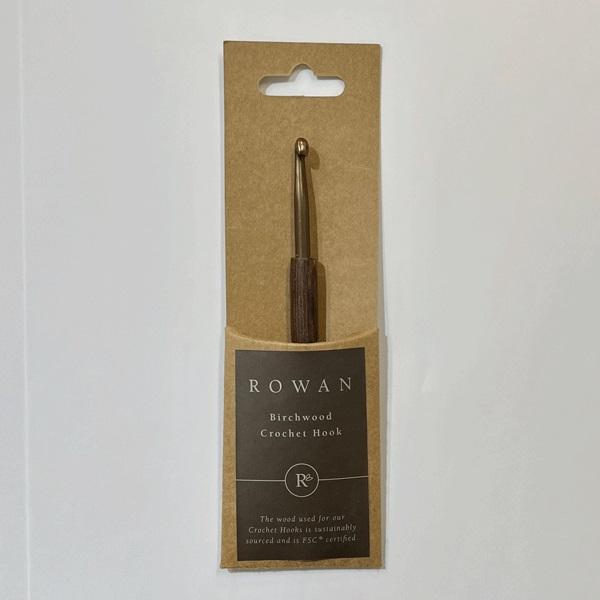 ROWAN (ローワン)は1978年にイギリス、ヨークシャー州で創業したプレミアム手編み糸ブランドです。ローワンという名前は英国の繊維産業の伝統と深く結びついているヨークシャーのホルム川のほとりに立ち並ぶ美しい低木、ナナカマドからインスピレ...