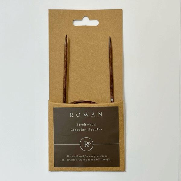 ROWAN (ローワン)は1978年にイギリス、ヨークシャー州で創業したプレミアム手編み糸ブランドです。ローワンという名前は英国の繊維産業の伝統と深く結びついているヨークシャーのホルム川のほとりに立ち並ぶ美しい低木、ナナカマドからインスピレ...