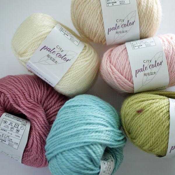 注文個数によりお届け予定日が変更になる場合があります。純毛の並太、明るい色のペールカラー[素材]ウール100％[長さ・単位] 30g玉巻／約59m[使用針]棒針7〜9号・かぎ針6/0〜7/0号[標準ゲージ]  18〜19目／24〜25段[必...