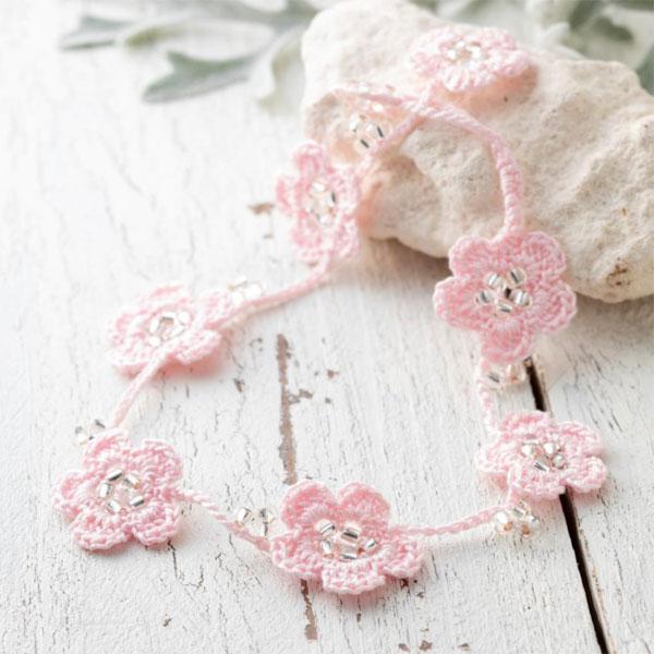 注文個数によりお届け予定日が変更になる場合があります。※在庫ありの商品でも、店頭の在庫と共有しております為、取り寄せになる場合があります。基本の6つの編み方で作れる、レース編み初心者向けのキットトルコ語で縁どりやレースの縁飾りを意味する「オ...