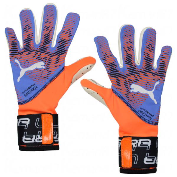 プーマ、大人/メンズ用GKグローブ。スーパーチャージパック(SUPERCHARGE PACK)。スタイリッシュなフォームと機能を兼ね備えたグローブ。どんな天候でも優れたグリップ力を発揮するラテックス製のパームと、指のネガカットシームが特徴。...