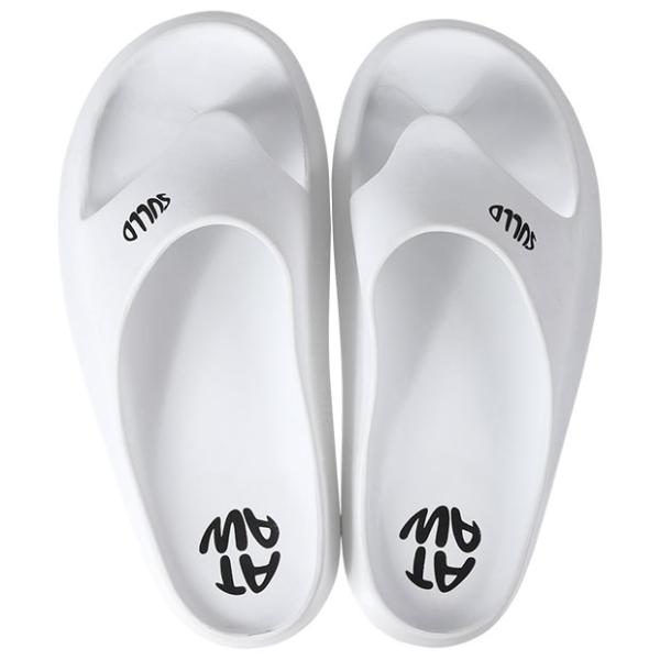 フットサルウェアブランド・sullo(スージョ)、大人/メンズ用サンダル。職場や移動時、休息時に活躍するリカバリーサンダル。シンプルなロゴデザインを採用。カラー：ホワイト発売：2023年6月(NEWモデル)