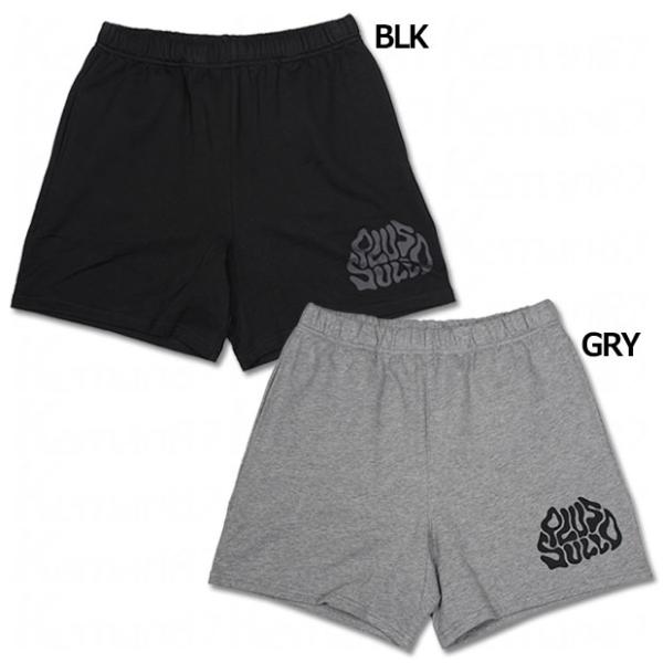 フットサルウェアブランド・sullo(スージョ)、大人/メンズ用ショーツ。シルエットにこだわった裏毛ショートパンツ。股下にマチを付け、丈を短めに、裾を広めに取った、シンプルながらもだらしなく見えないシルエットのスウェットパンツ。リラックスフ...