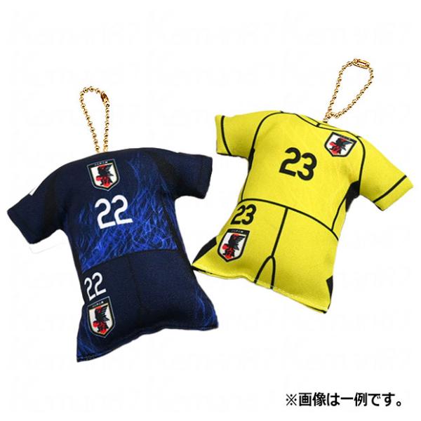 サッカー日本代表、キーホルダー。定番のサポーターズアイテム。かわいいユニフォーム型のクッションキーホルダー。素材：ポリエステル、コットンサイズ：F(110×110mm)モデル：2024年秋冬