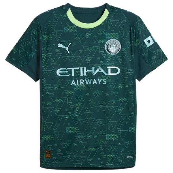 イングランド・プレミアリーグの名門、マンチェスターシティ、2025-2026年シーズンモデル、4thレプリカユニフォーム。選手着用ユニフォームのレプリカモデル。「EA SPORTS FC」とのコラボモデル。クラブ史上初めて搭載されたエンブレ...