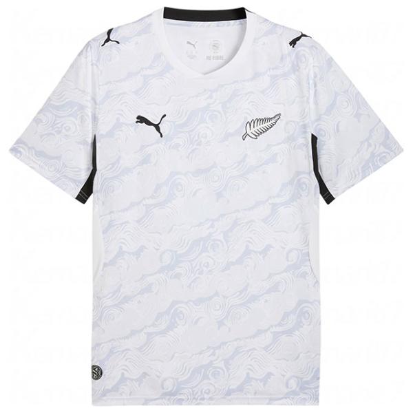 ニュージーランド代表、2026年シーズンモデル、アウェイ用レプリカユニフォーム。NZ選手着用ユニフォームのレプリカモデル。軽量で独自の吸水速乾機能を備えたdryCELL生地を使用。大人/メンズ用。◆dryCELL(吸水速乾テクノロジー)素材...