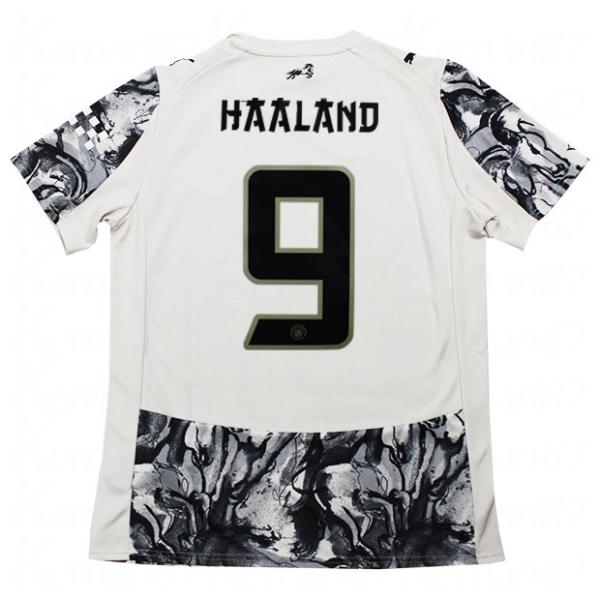 イングランド・プレミアリーグの名門、マンチェスターシティ、2025-2026年シーズンモデル、5thレプリカユニフォーム。選手着用ユニフォームのレプリカモデル。手描きの火馬(ひうま)のアートをあしらった、アースカラーを基調にした限定カプセル...