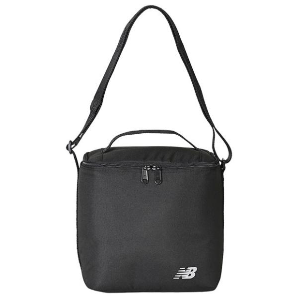 ニューバランス、クーラーバッグ。断熱効果のあるパッドを搭載し、温冷の両方に対応したスクエア型ショルダーバッグ。アウトドアやレジャーシーンで活躍。サイズ：OSZ(約21×22×15cm、約6.5L)カラー：ブラックモデル：2026年春夏