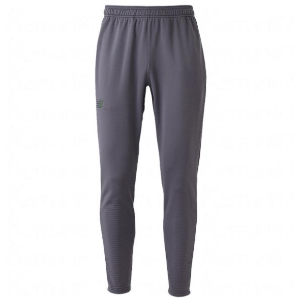 ニューバランス、大人/メンズ用パンツ。心地良い保暖性のある裏起毛仕様のジャージロングパンツ。カジュアルな見た目ながらもストレッチの効いたポリエステル素材を使用した、スポーツに適したアイテム。品質：ポリエステル100％カラー：チャコールモデル...