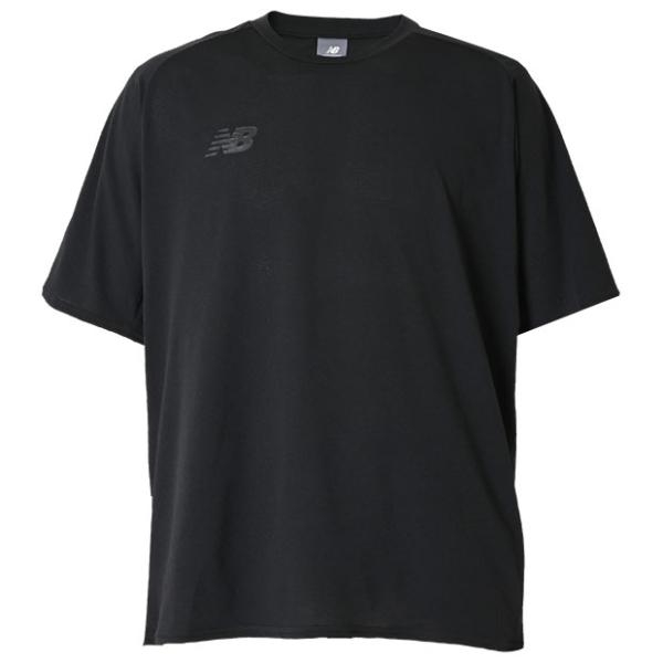 ニューバランス、大人/メンズ用プラクティスシャツ。ブラックアウトコレクション(Black Out Collection)。ドッド状で通気性の高いメッシュニット素材を使用したプラクティスシャツ。吸汗速乾性に優れたNB Dryがサラッとした快適...