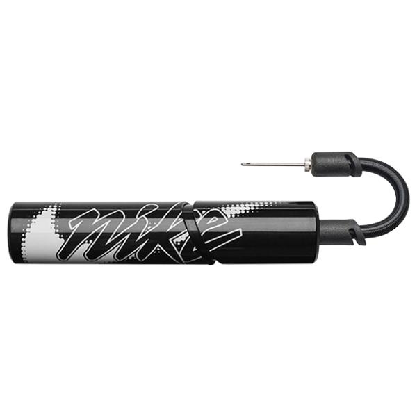 ナイキ、ハンドポンプ。持ち運びに便利なコンパクトデザインのボール用空気入れ。針1本付き。カラー：ブラック×ブラック×ホワイトモデル：2025年秋冬