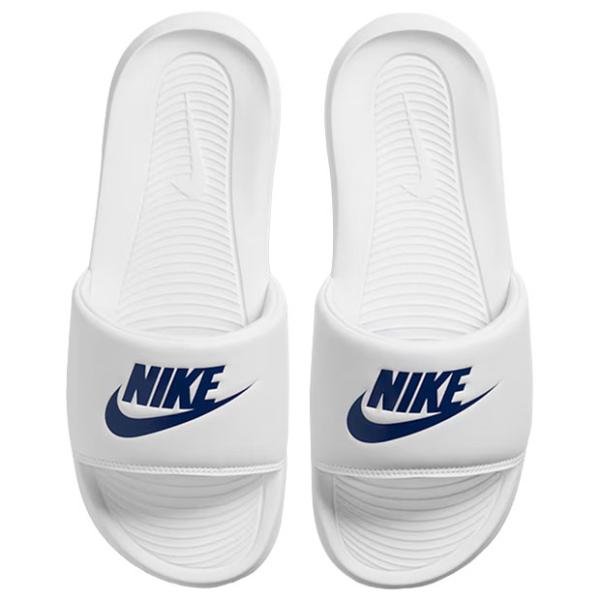 ナイキ、大人/メンズ用サンダル。ビーチやスポーツ観戦に適したクラシックなシャワーサンダル。柔らかく反発力に優れたフォームを採用。曲線的なグリップパターンが足のずれを防ぎ、パッド入りストラップにより快適な履き心地を実現。カラー：ホワイト×ゲー...