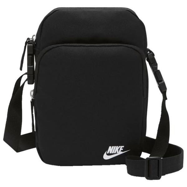 ナイキ、ボディバッグ。普段使いに最適なスマートなバッグ。全面にFuturaロゴをプリント。品質：ポリエステル100％サイズ：MISC(フリー)カラー：ブラック×ブラック×ホワイトモデル：2021年秋冬