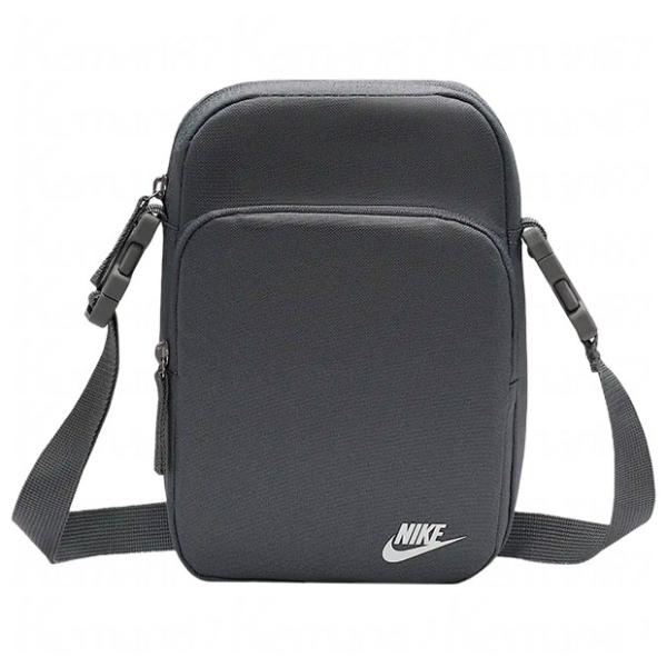 ナイキ、ボディバッグ。普段使いに最適なスマートなバッグ。全面にFuturaロゴをプリント。メインポケットとアクセサリーポケットでギアを整理可能。品質：ポリエステル100％サイズ：MISC(フリー)カラー：スモークグレー×ブラック×ホワイトモ...