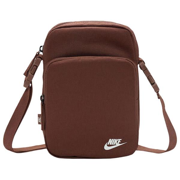ナイキ、ボディバッグ。普段使いに最適なスマートなバッグ。全面にFuturaロゴをプリント。メインポケットとアクセサリーポケットでギアを整理可能。品質：ポリエステル100％サイズ：MISC(フリー)カラー：ファウナブラウン×ファウナブラウン×...