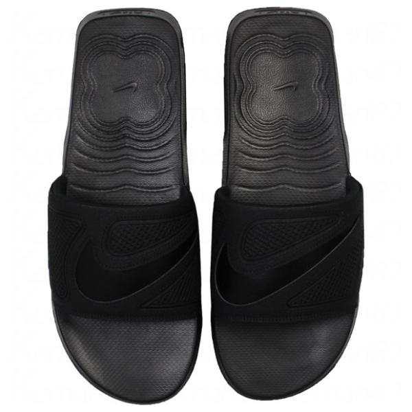ナイキ、大人/メンズ用サンダル。ビーチやスポーツ観戦に適したクラシックなシャワーサンダル。ヒールに配した大型のビジブルAirとフォームのインソールで快適性が向上。◆取り扱い店舗限定アイテムカラー：ブラック×ブラック×ブラック発売：2023年...