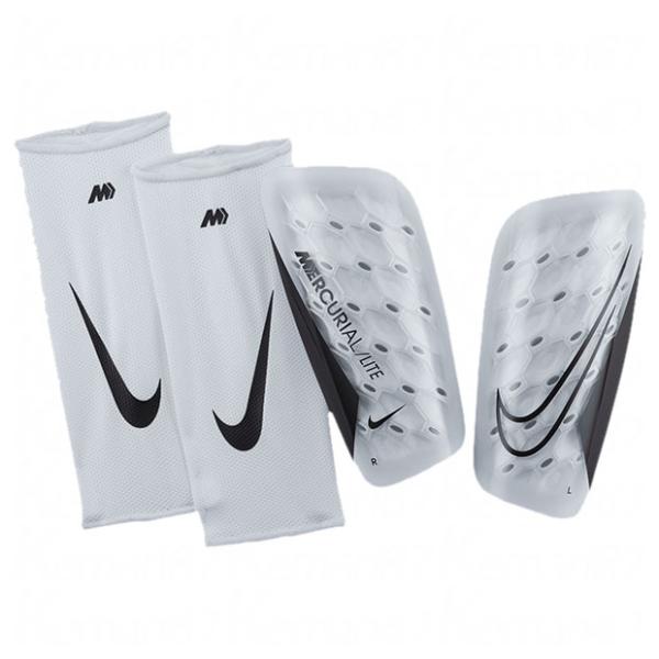 ナイキ、シンガード。カバー力、優れたクッショニング、衝撃拡散力が一体となった、超薄型デザインのサッカーレガース。品質：本体/Kレジン79％、EVA21％　スリーブ/ポリエステル65％、ゴム19％カラー：ホワイト×ホワイト×ブラックモデル：2...