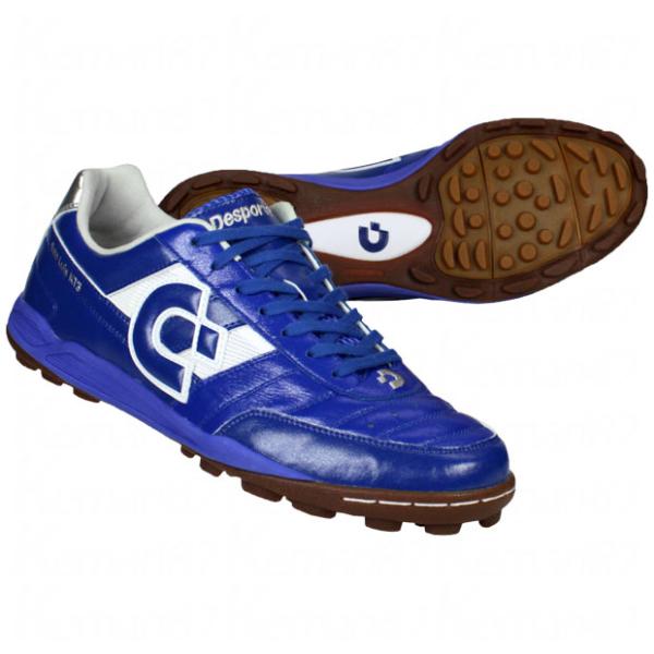 デスポルチ、大人/メンズ用トレーニングシューズ。サンルイスシリーズのターフフットサルモデル。タイトなフィット感とホールド感を重視した競技志向モデル。中底全面に高衝撃吸収素材「PORON」を採用。人工芝コート対応。アッパー：カンガルーレザー、...