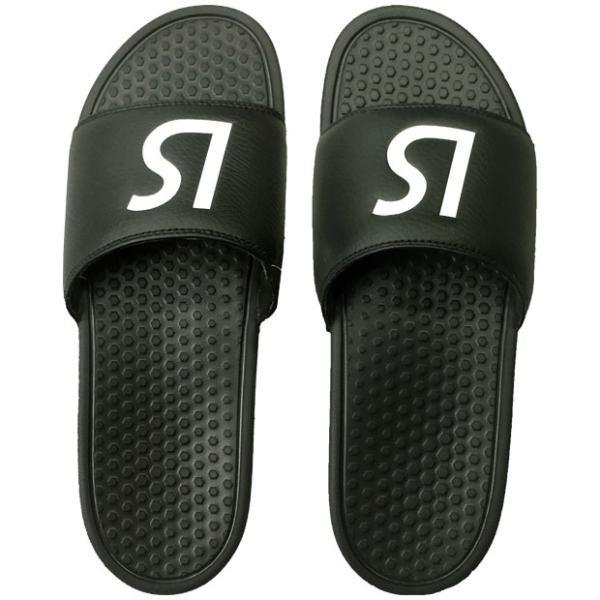 ポルトガル語で「光と影」を意味する「ルースイソンブラ」、サンダル。シャワーサンダルがアップデートして新登場。シンプルで使いやすいロゴ入りサンダル。アッパー：人工皮革アウトソール：合成底サイズ：S(23-24cm)、M(25-26cm)、L(...