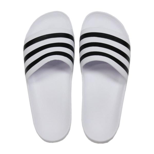 アディダス、サンダル。一体成型のEVA素材によって濡れても速乾性に優れ、シャワータイムに最適な一足。アッパー：合成繊維アウトソール：合成底カラー：ランニングホワイト×コアブラック×ランニングホワイト発売：2019年3月(NEWカラー)※本商...