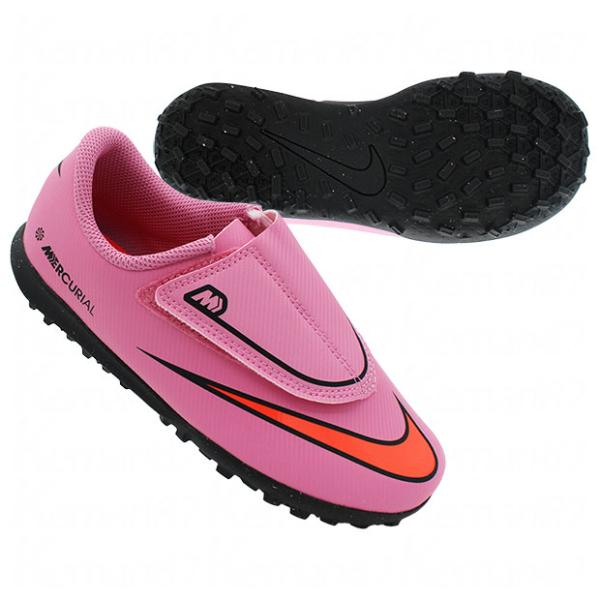 ナイキ、子供/ジュニア/キッズ用トレーニングシューズ。スケアリーグッドパック(SCARY GOOD PACK)。爆発的な加速力で他のプレーヤーを圧倒するマーキュリアルシリーズ、エントリーターフモデル。ベルクロ仕様。アッパー：合成皮革、合成繊...