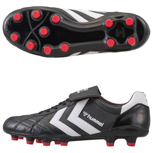 ヒュンメル、大人/メンズ用サッカースパイク。1990年前後に発売していたモデルにインスパイアされたクラシックモデル。折り返しタンのアイコニックな太いシェブロンラインと、アウトソールにあしらったデンマークカラーが特徴的。アッパー前足部にカンガ...