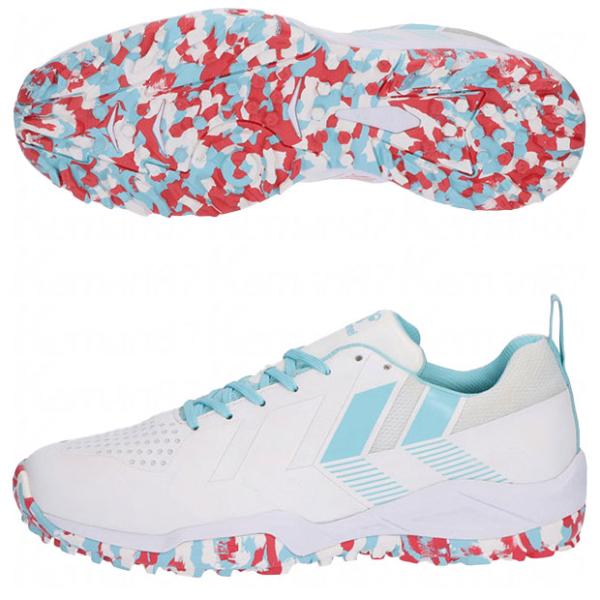 ヒュンメル、大人/メンズ用ハンドボールシューズ。グランドフライシリーズの屋外用モデル。クッション性に優れたアウトコート用ハンドボールシューズ。アッパー素材にメッシュを使用した軽量性が特徴。子供/ジュニア対応。◆カップインソールアッパー：合成...