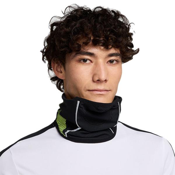 ナイキ、スヌード。定番の防寒アイテム。耳、鼻、口にぴったりとフィットし、暖かさをキープ。通気性に優れたメッシュ素材を使用。カラー：ブラック×ボルト×メタリックシルバーモデル：2024年秋冬