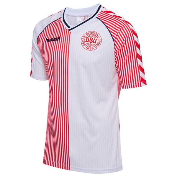 デンマーク代表、1986年シーズンモデル、アウェイ用スタジアムジャージ。「ダニッシュ・ダイナマイト」と称された伝説的な1986年着用モデルにインスパイアされた、復刻レプリカユニフォーム。オーセンティックなデザイン、リブネックライン、パイピン...
