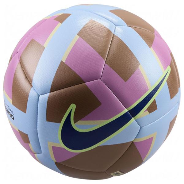 ナイキ、フットサルボール4号球。重量感のあるデザインと耐久性の高いケーシングが特徴的。◆ゴム60％、ポリウレタン15％、ポリエステル13％、EVA樹脂12％◆フットサル4号球(PRO/大人用)◆ガムダークブラウン×ハイドロゲンブルー×ライト...