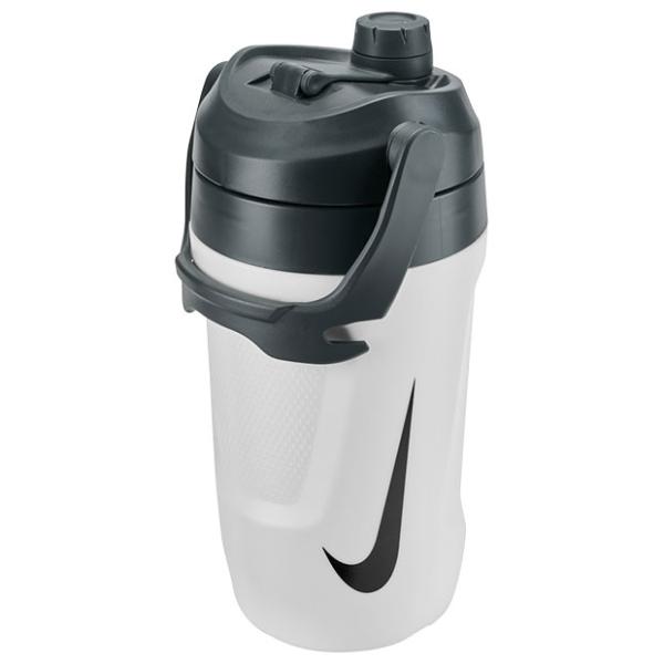 ナイキ、スポーツジャグ。軽量断熱素材を使用した水筒。簡単に開閉可能なツイストキャップ仕様。練習やアウトドアシーンなど幅広いシーンで活躍。素材：ポリプロピレン、ポリエチレン、ポリウレタン、シリコンサイズ：F(約1900ml)カラー：ホワイト×...