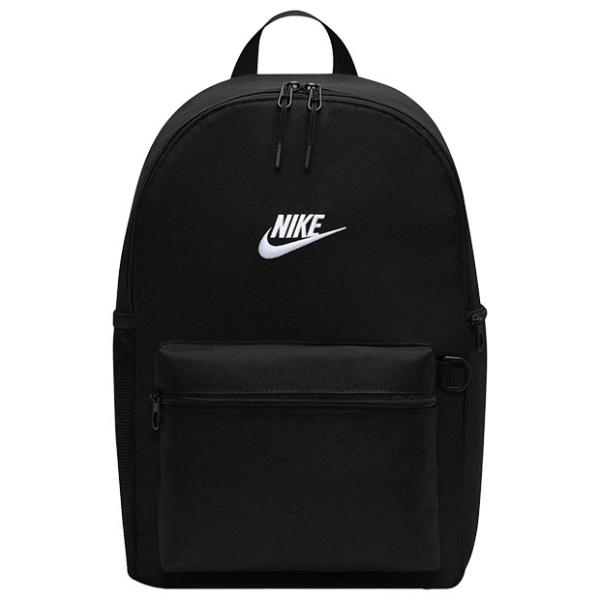 ナイキ、大人/メンズ用バックパック。最大15インチのノートパソコンが収納できるスリーブを備えた大きめのメインコンパートメントを備えたバックパック。2つのジッパー付きアクセサリー用ポケットと、小物の出し入れに便利なサイドポケット付き。調節可能...