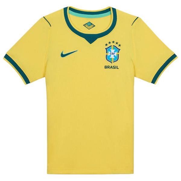 ブラジル代表、2026年シーズンモデル、ホーム用スタジアムジャージ。選手着用ユニフォームのレプリカモデル。Dri-FIT素材によりさらりと快適な着用感をキープ。子供/ジュニア/キッズ用。◆Dri-FIT(吸汗速乾)品質：ポリエステル100％...