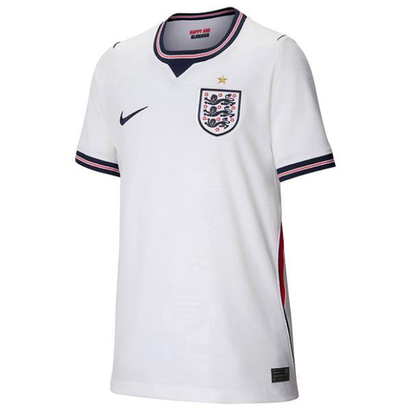 イングランド代表、2026年シーズンモデル、ホーム用スタジアムジャージ。選手着用ユニフォームのレプリカモデル。Dri-FIT素材によりさらりと快適な着用感をキープ。子供/ジュニア/キッズ用。◆Dri-FIT(吸汗速乾)品質：ポリエステル10...