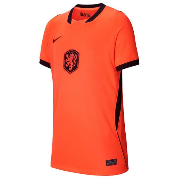 オランダ代表、2026年シーズンモデル、ホーム用スタジアムジャージ。選手着用ユニフォームのレプリカモデル。Dri-FIT素材によりさらりと快適な着用感をキープ。子供/ジュニア/キッズ用。◆Dri-FIT(吸汗速乾)品質：ポリエステル100％...