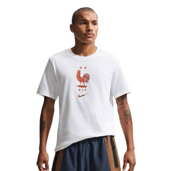 フランス代表、大人/メンズ用Tシャツ。クラシックなフィット感のショートスリーブシャツ。クレストデザインでチームへの忠誠心をアピール。品質：コットン100％サイズ：ウエスタンサイズ(USサイズ)カラー：ホワイトモデル：2026年春夏