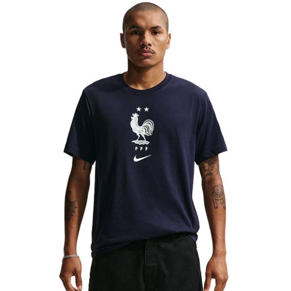 フランス代表、大人/メンズ用Tシャツ。クラシックなフィット感のショートスリーブシャツ。クレストデザインでチームへの忠誠心をアピール。品質：コットン100％サイズ：ウエスタンサイズ(USサイズ)カラー：ブラッケンドブルーモデル：2026年春夏